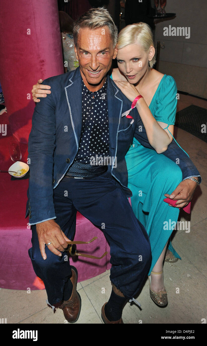 Deutsche Designer Wolfgang Joop und Model Nadja Auermann ankommen auf ...