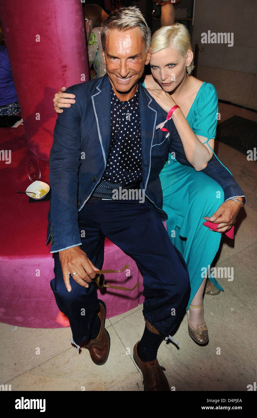 Deutsche Designer Wolfgang Joop und Model Nadja Auermann ankommen auf ...