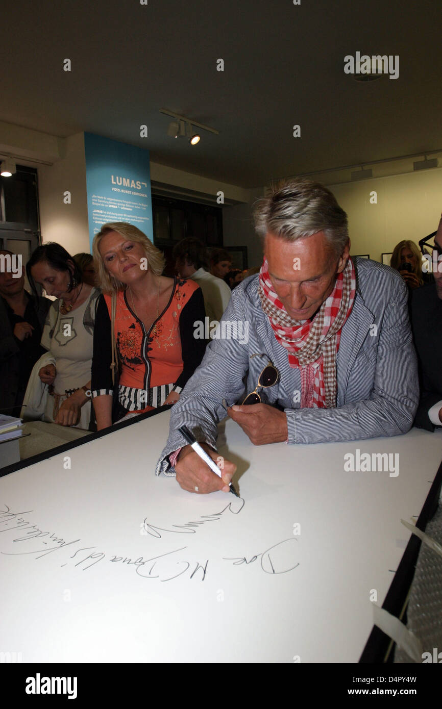 Fashion designer wolfgang joop poses -Fotos und -Bildmaterial in hoher ...