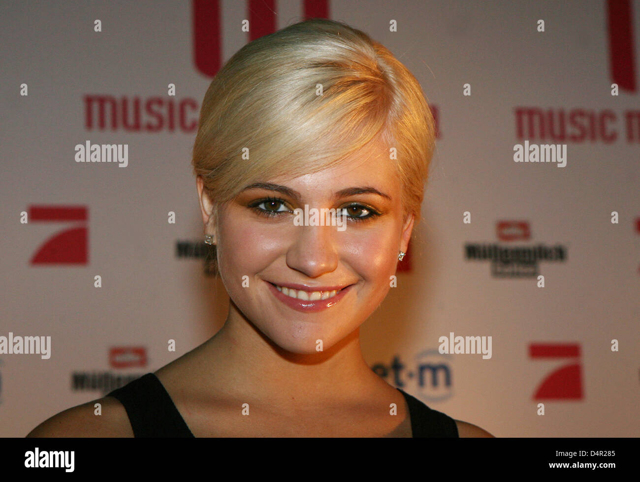 Singer pixie lott arrives meets -Fotos und -Bildmaterial in hoher ...