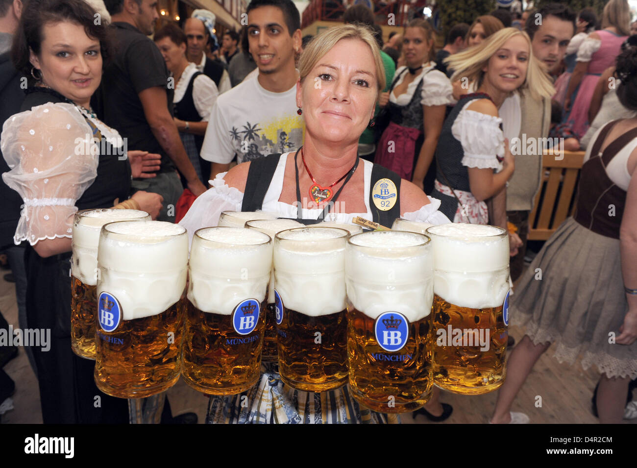 Eine Kellnerin trägt Bier für die Gäste auf dem Oktoberfest in München ...