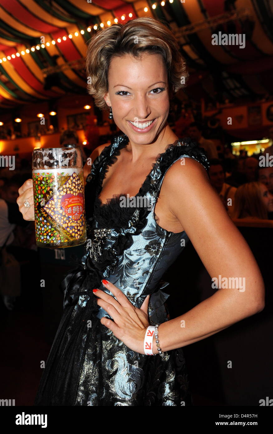 Deutsche TV-Moderatorin Kim Heinzelmann stellt bei der Wiesn Night of ...