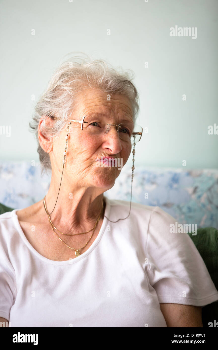 Weißes Haar alte Dame die kleinlichen Look Stockfotografie - Alamy