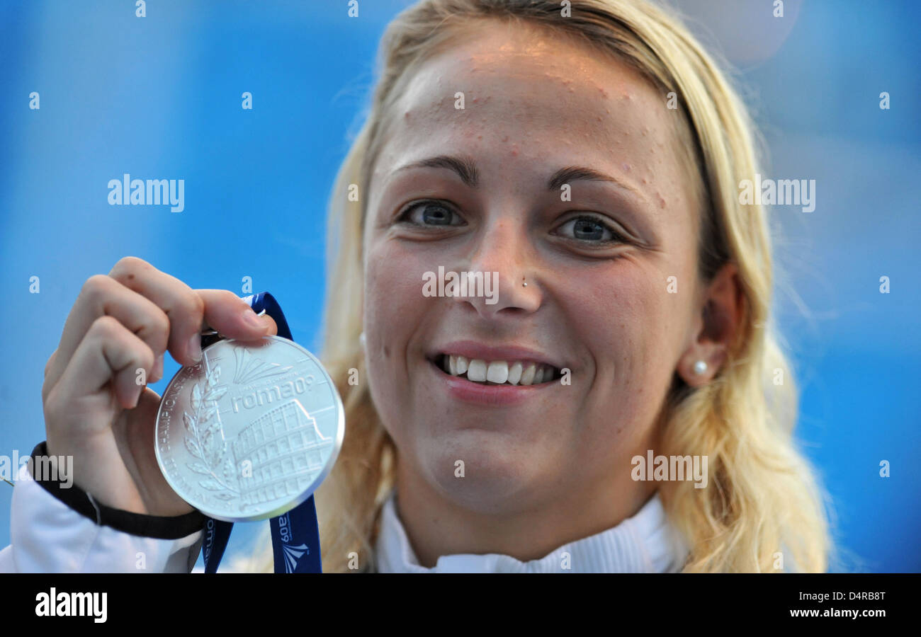 Deutsche Schwimmerin Daniela Samulski zeigt ihre Silbermedaille nach ...