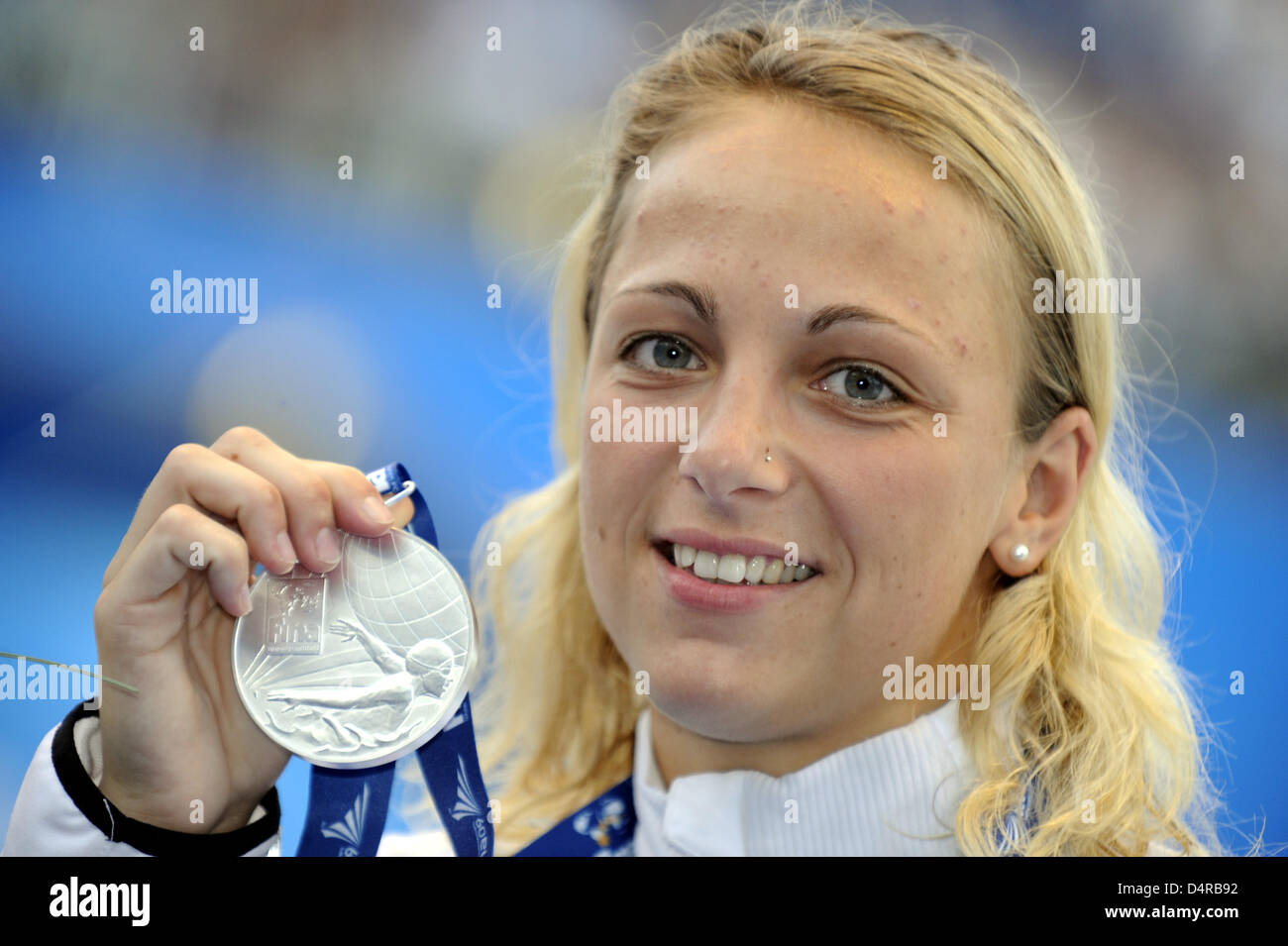 Deutsche Schwimmerin Daniela Samulski zeigt ihre Silbermedaille nach ...