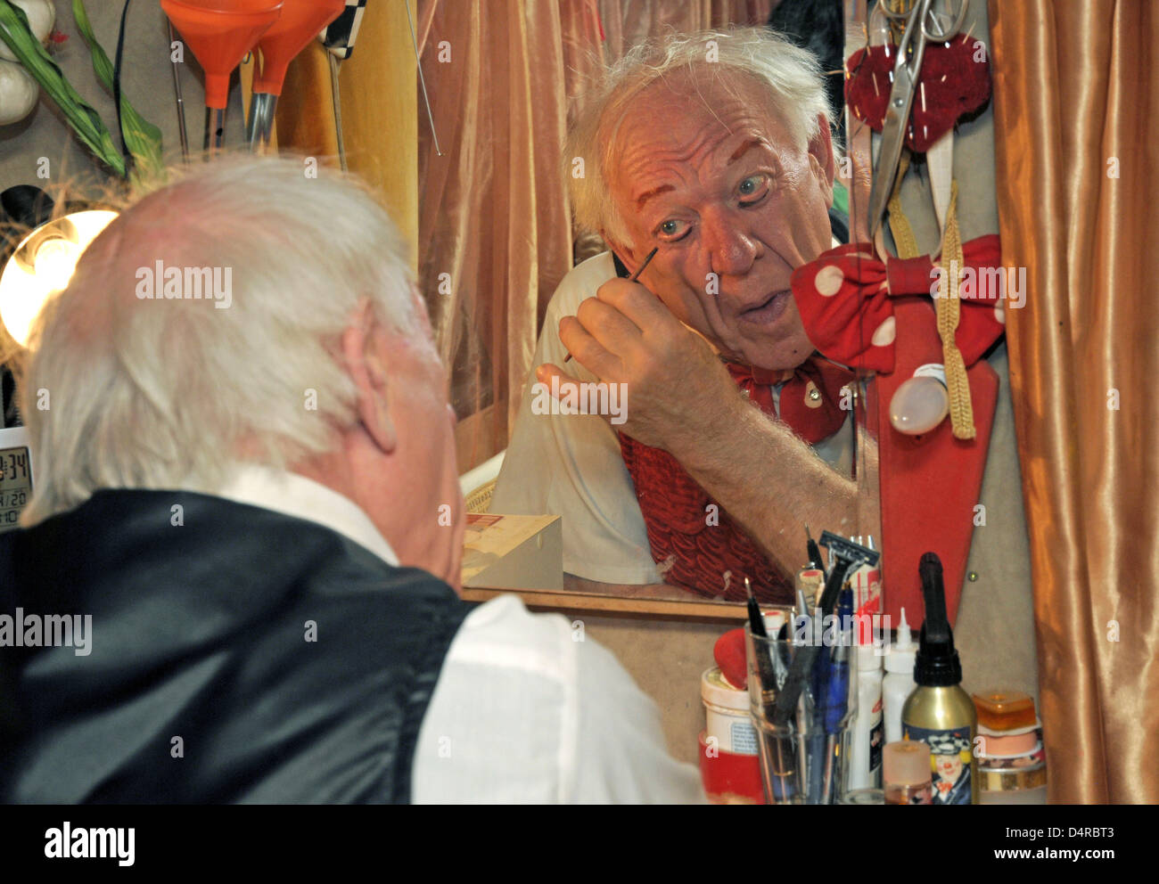 Russischer Clown und Pantomime setzt Oleg Popov auf Make-up in seinem ...