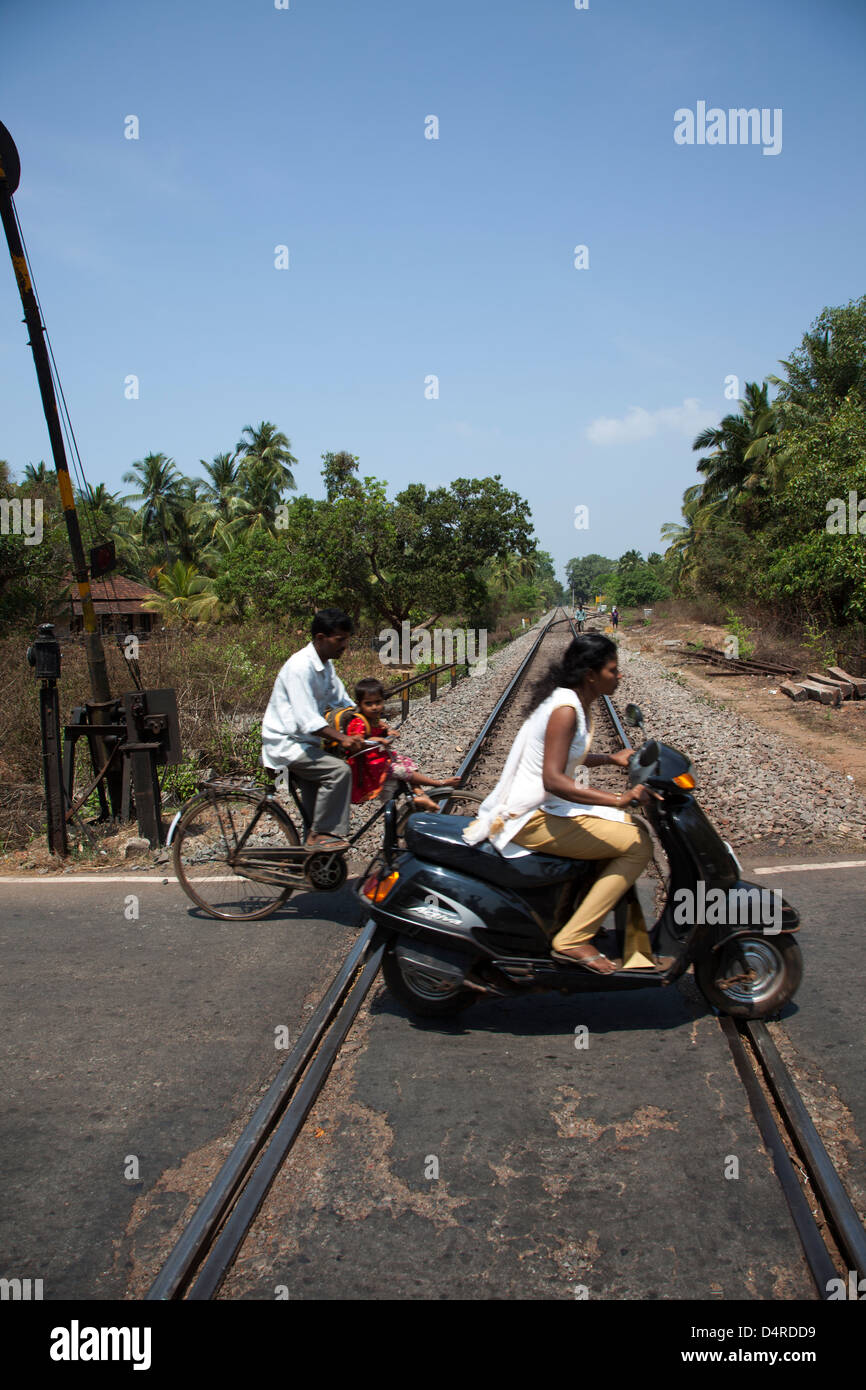 Indian woman on motorbike -Fotos und -Bildmaterial in hoher Auflösung ...