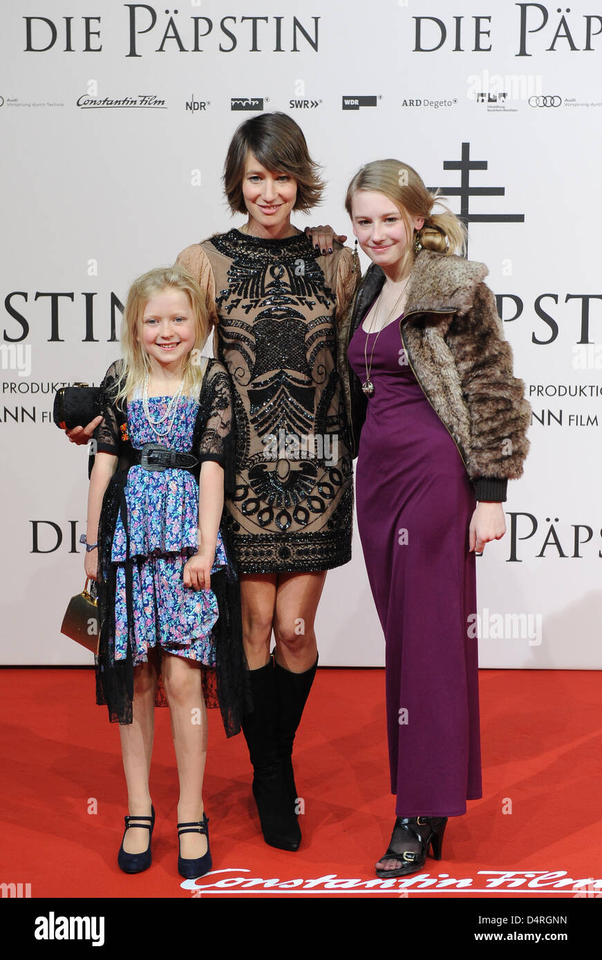 Actress Johanna Wokalek (C) und junior Schauspielerinnen Tigerlily Hutchinson (L) und Lotte ...