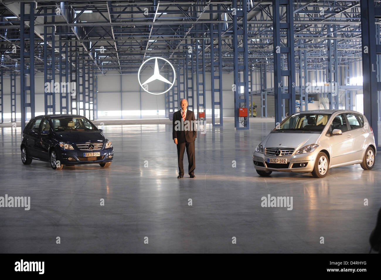 Dieter Zetsche, Vorstandsvorsitzender der Daimler AG, steht der Rohbau ...
