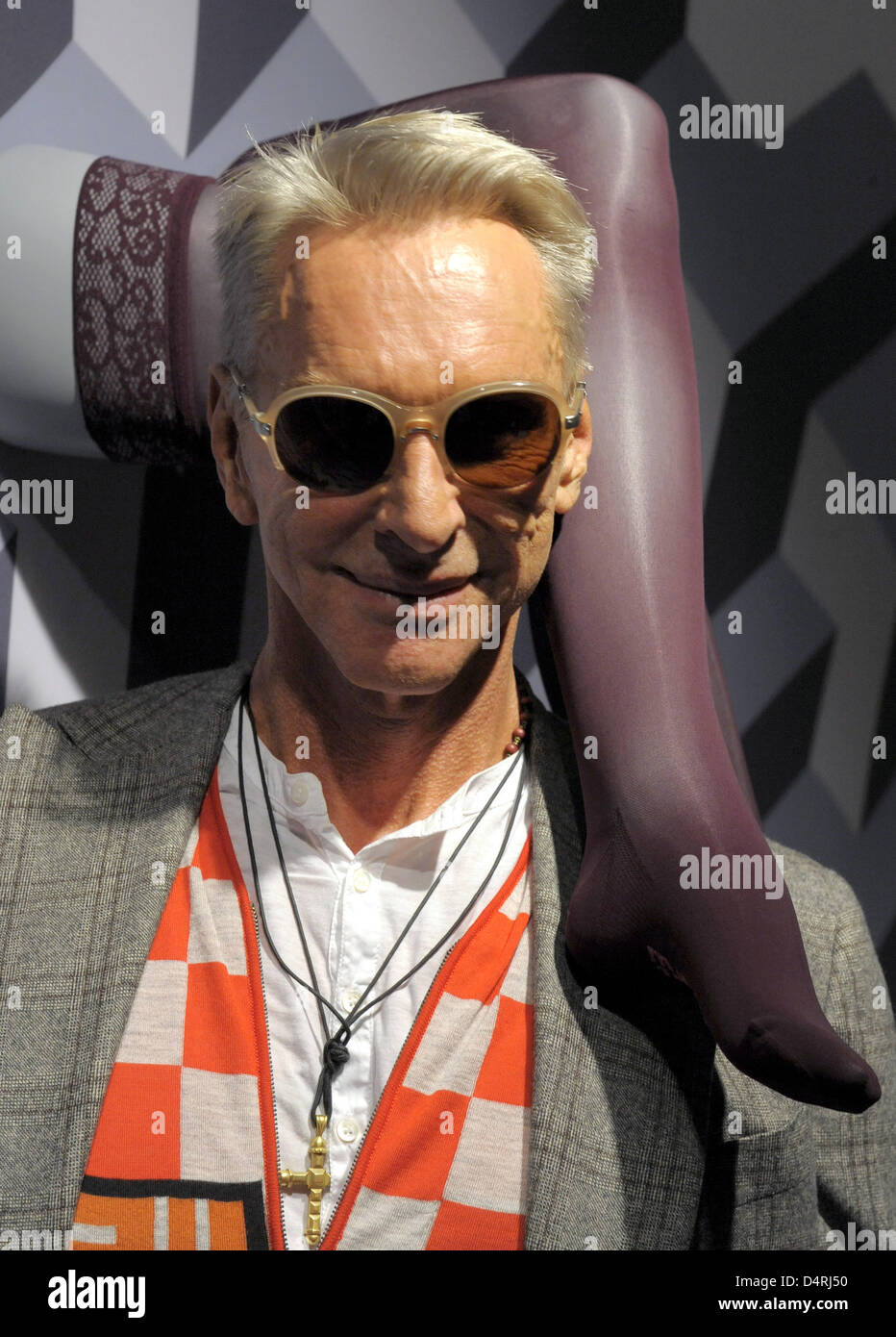 Mode-Designer Wolfgang Joop posiert mit einer Schaufensterpuppe Bein in ...