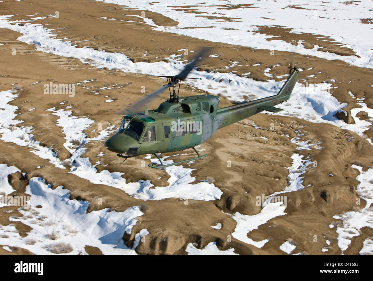 Ein UH-1N Twin Huey aus der 512th RQS fliegt eine Ausbildungsmission in ...