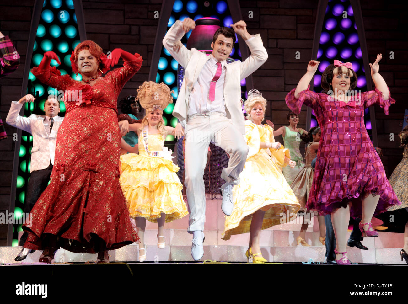 Maite Kelly als Tracy Turnblad (R) und Uwe Ochsenknecht als Edna ...