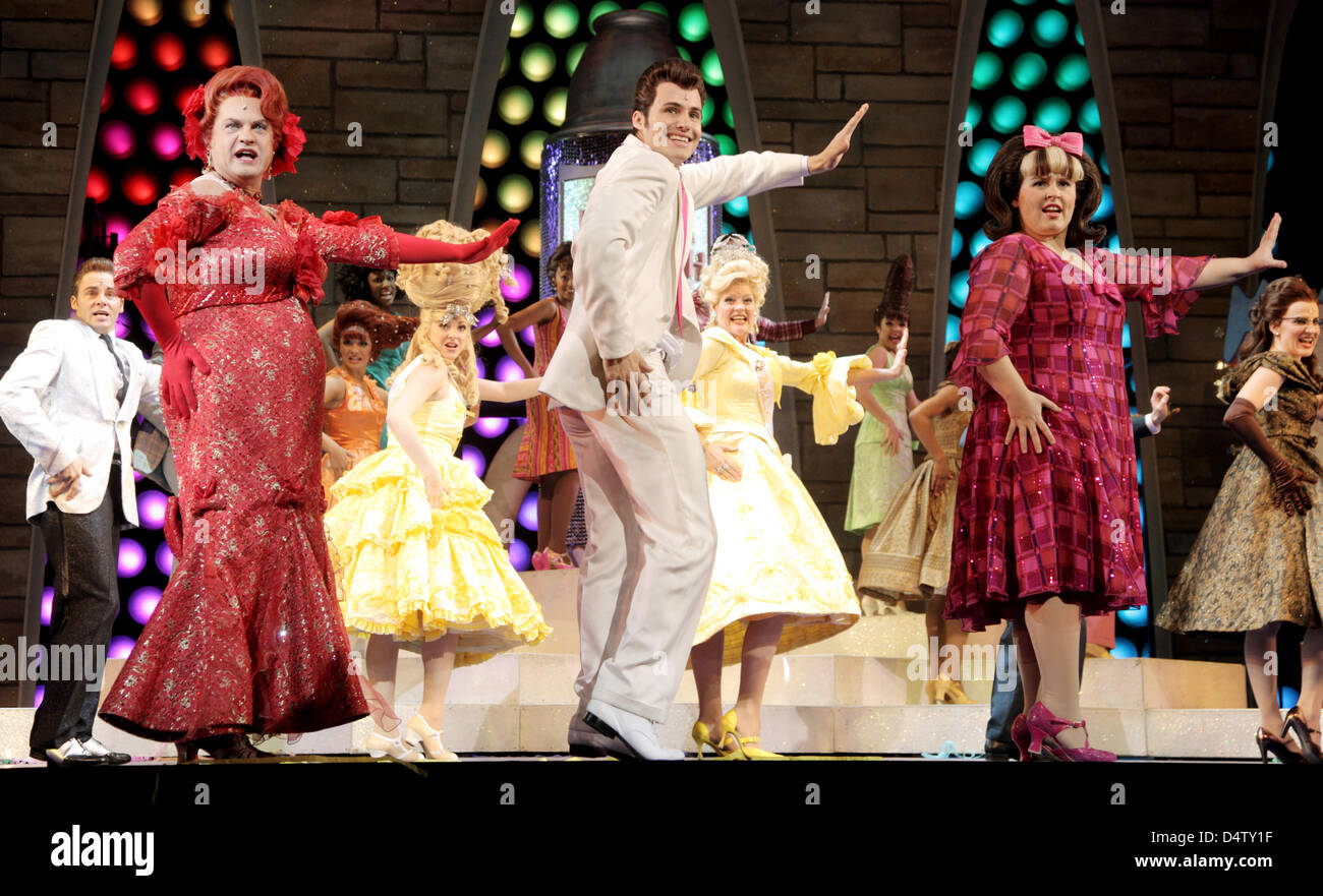 Maite Kelly als Tracy Turnblad (R) und Uwe Ochsenknecht als Edna ...