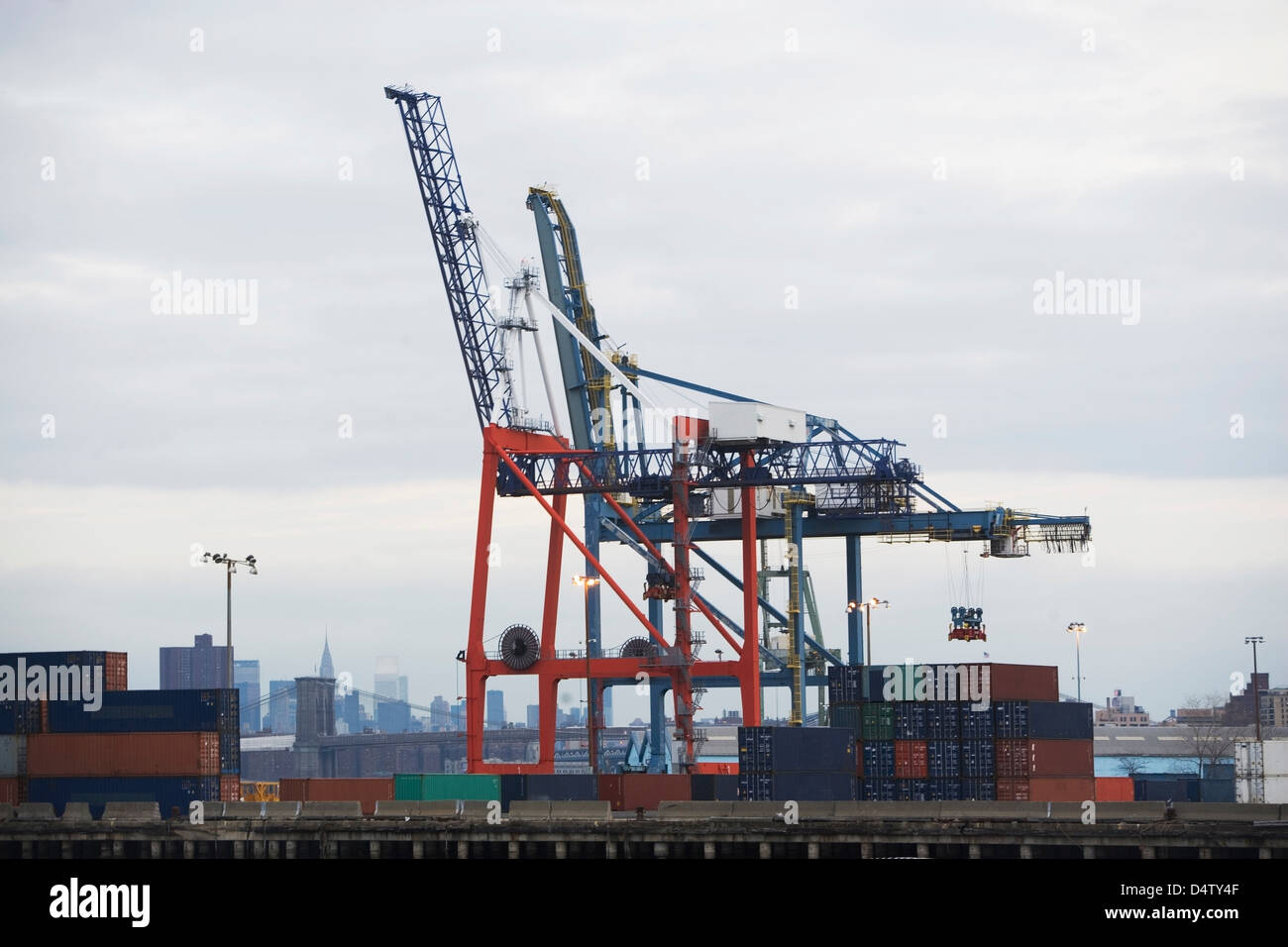 Kran auf der skyline -Fotos und -Bildmaterial in hoher Auflösung – Alamy