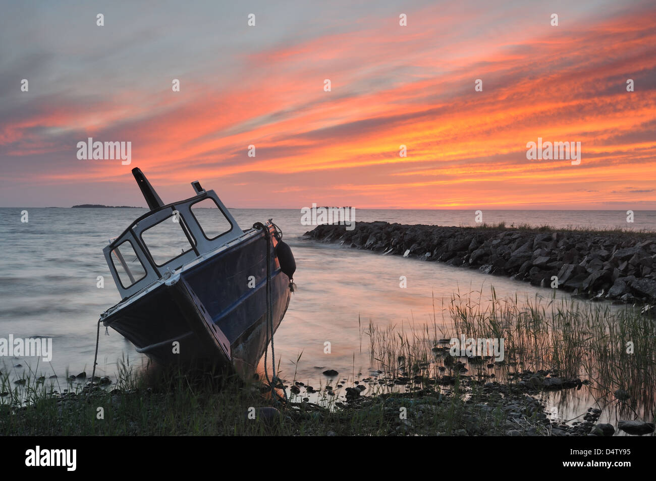Boot im see boot festgemacht -Fotos und -Bildmaterial in hoher ...