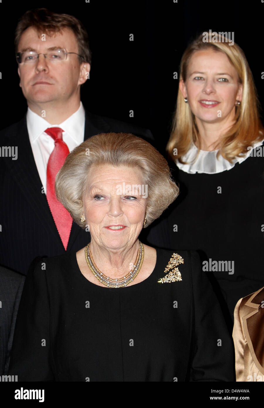 Königin Beatrix (vorne), Prinz Friso und Prinzessin Mabel kommen für ...