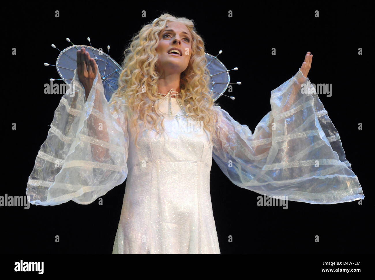 Sängerin Sandy Moelling führt für die Presse auf der Bühne das Musical ...
