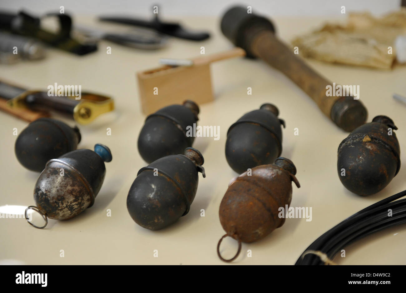 stick-grenade-fotos-und-bildmaterial-in-hoher-aufl-sung-alamy