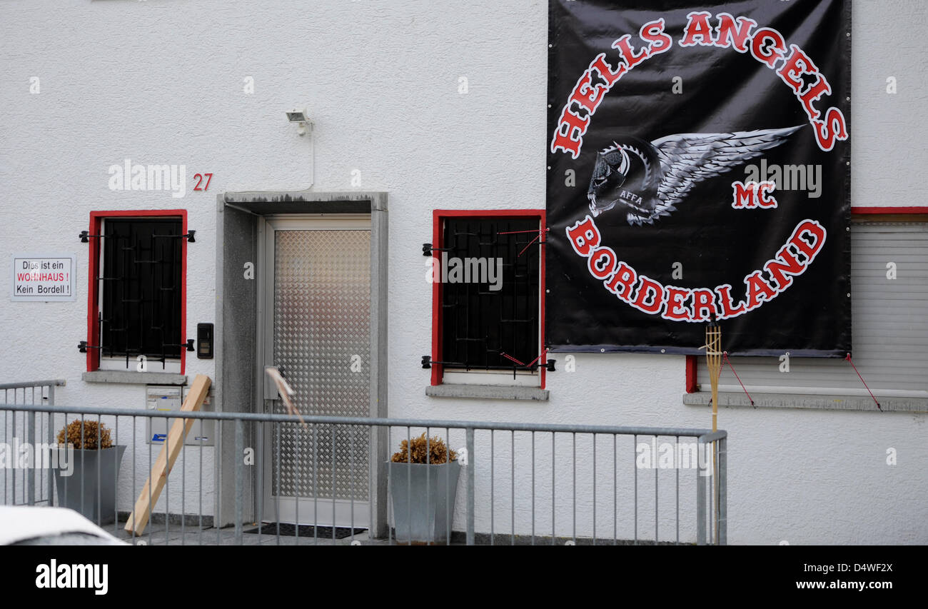 Eine Fahne hängt außerhalb der Hells Angels Clubhaus in Pforzheim ...