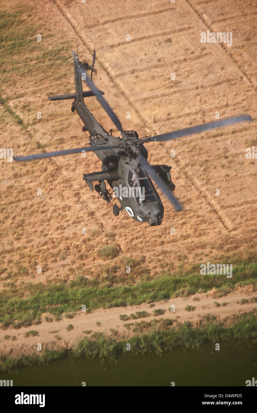 Ein AH - 64D Apache Longbow Hubschrauber im Flug über Nord-Irak ...