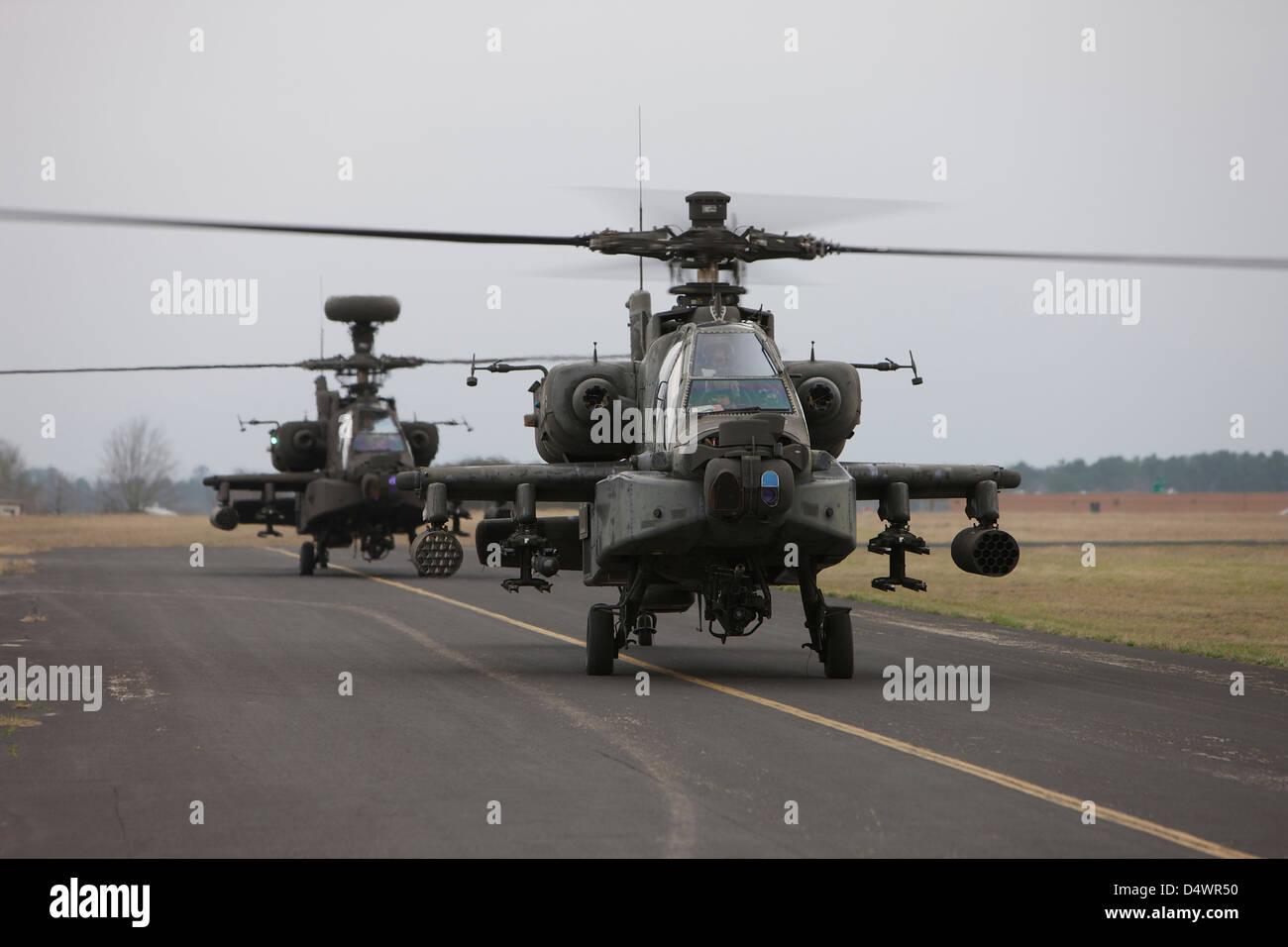 Zwei AH-64 Apache Hubschrauber sitzen auf dem Laufsteg im Flugbetrieb ...