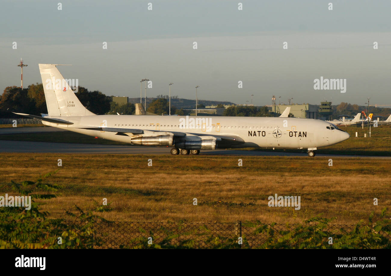 NATO Boeing 707 TCA-Schulflugzeug des Rollens am Flugplatz ...