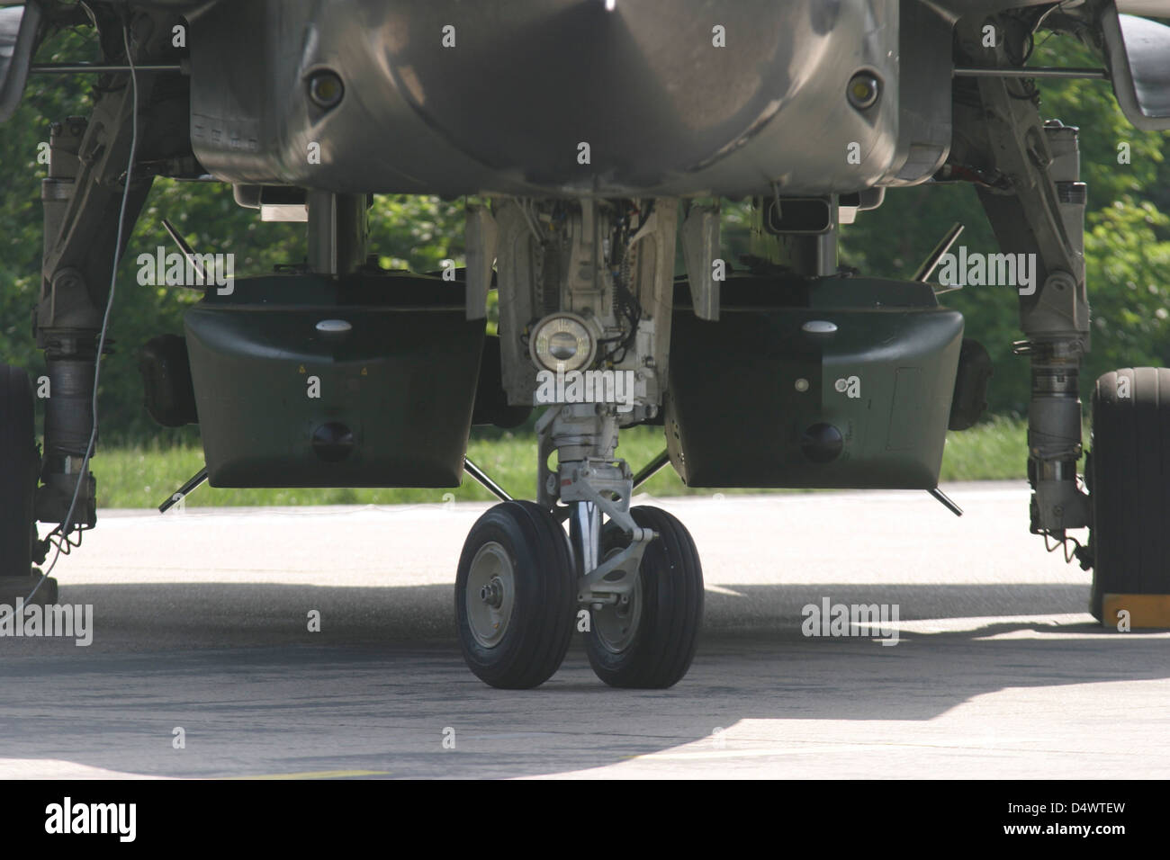 Zwei Taurus Marschflugkörper auf einem Tornado-Flugzeuge der deutschen ...