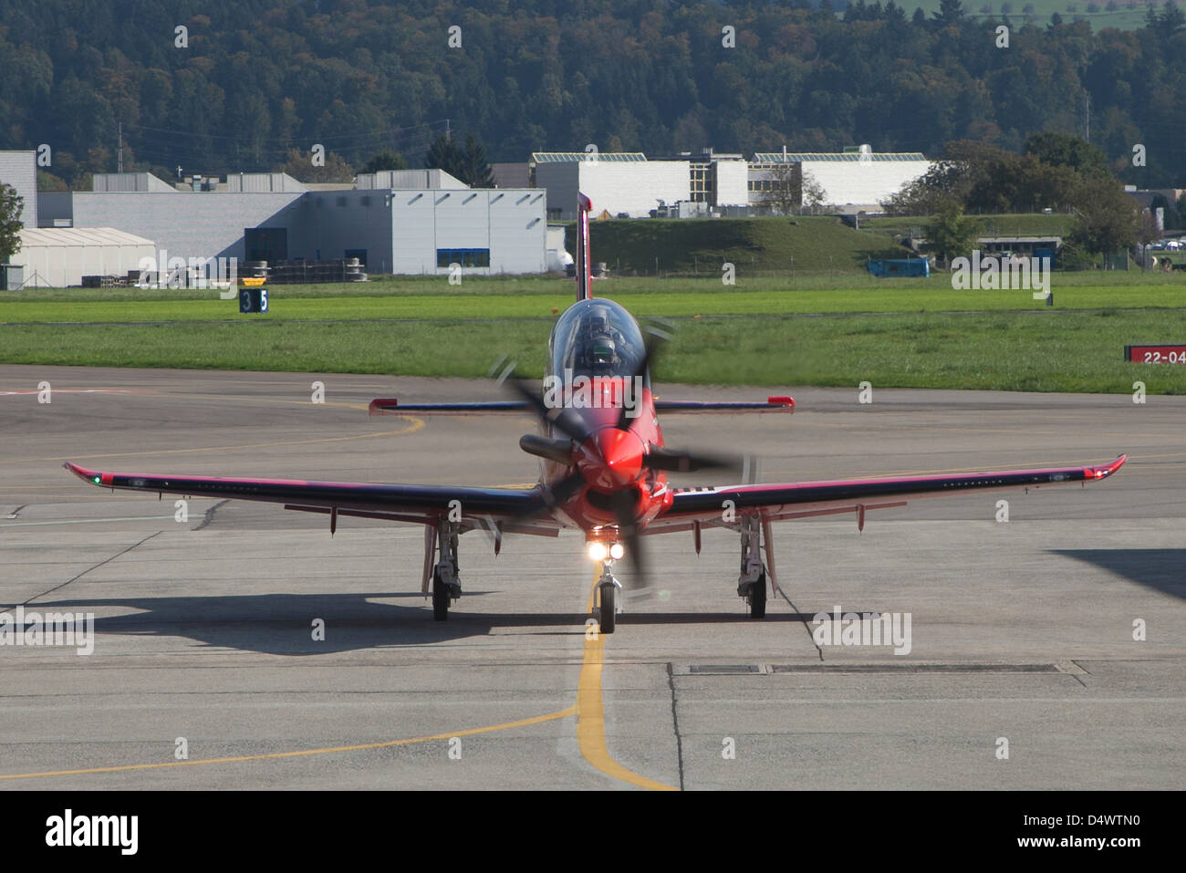 Ein frisch gelieferten Pilatus PC-21-Trainer der Schweizer Luftwaffe ...
