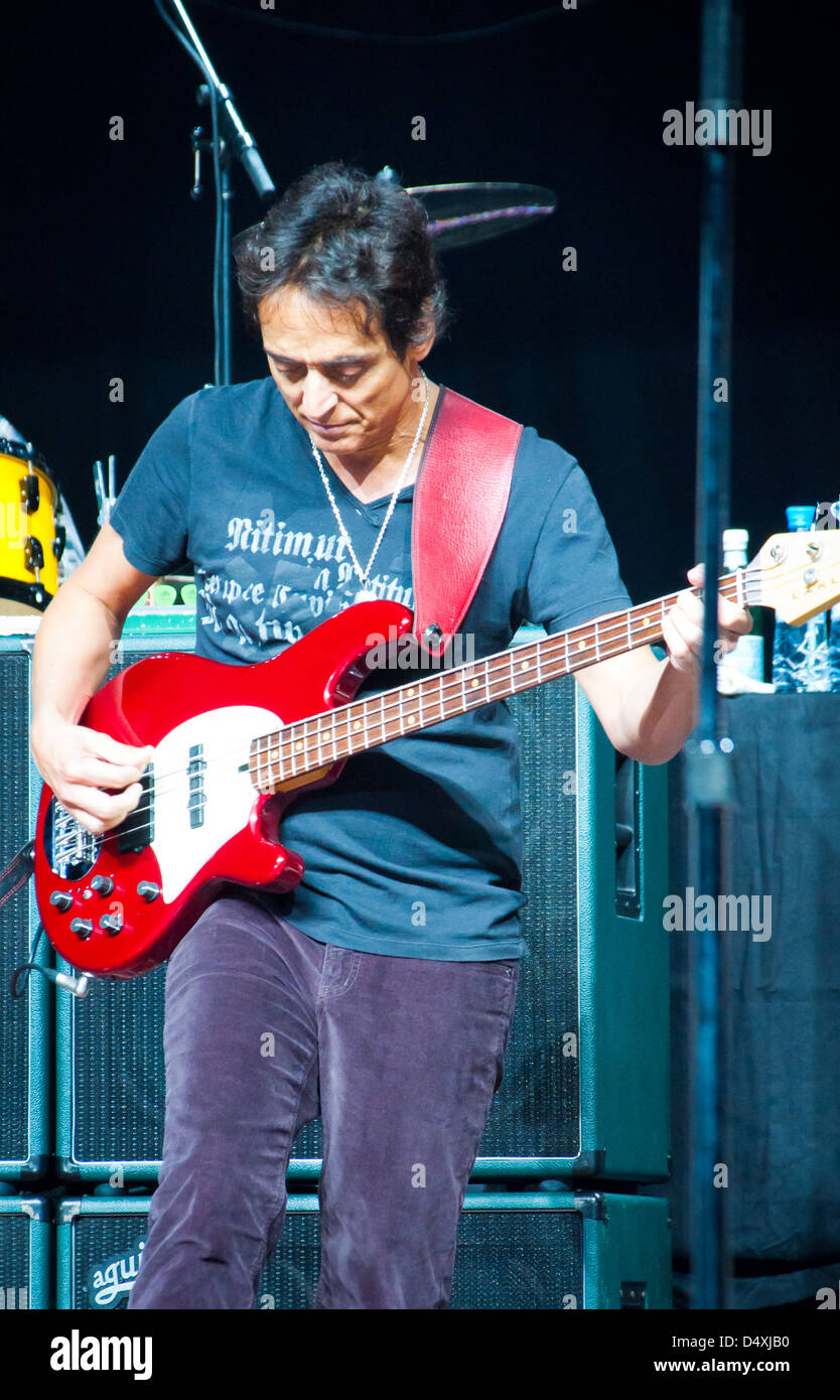 Carlos Santana's Band: Bassist Benny Rietveld. Carlos Santana Konzert ...
