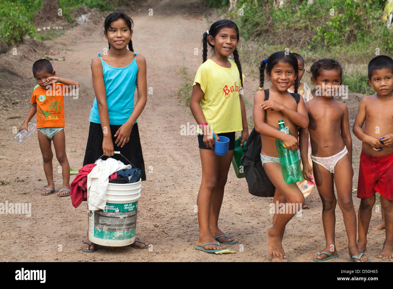 Indianische Mädchen Jungen Des Stammes Arawak Auf Dem Weg Zum Fluss
