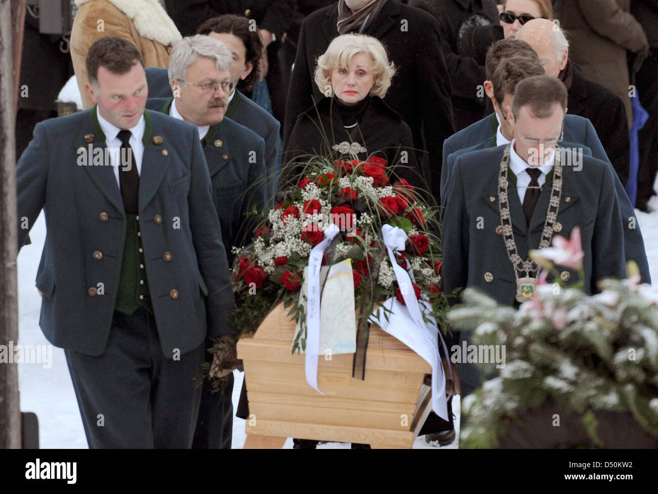 Margot Hellwig (C), Maria Hellwigs Tochter, folgt ihrer Mutter Sarg ...