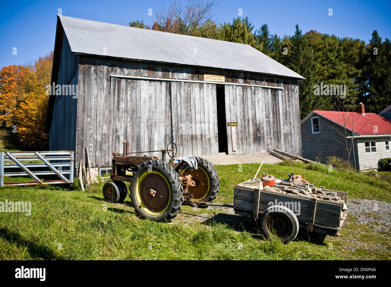 Bauernhof Traktor, Wagen und Scheune Stockfotografie - Alamy