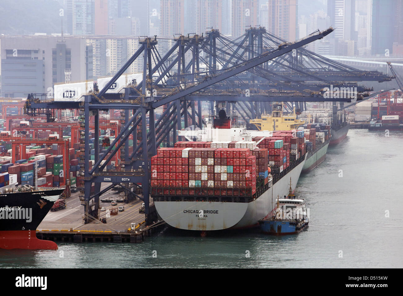 Hong Kong, China, Containerschiffe im Hong Kong International Terminal ...