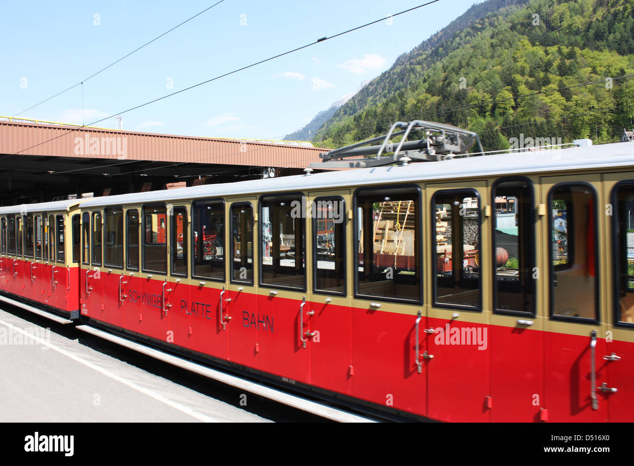 Red trai -Fotos und -Bildmaterial in hoher Auflösung – Alamy