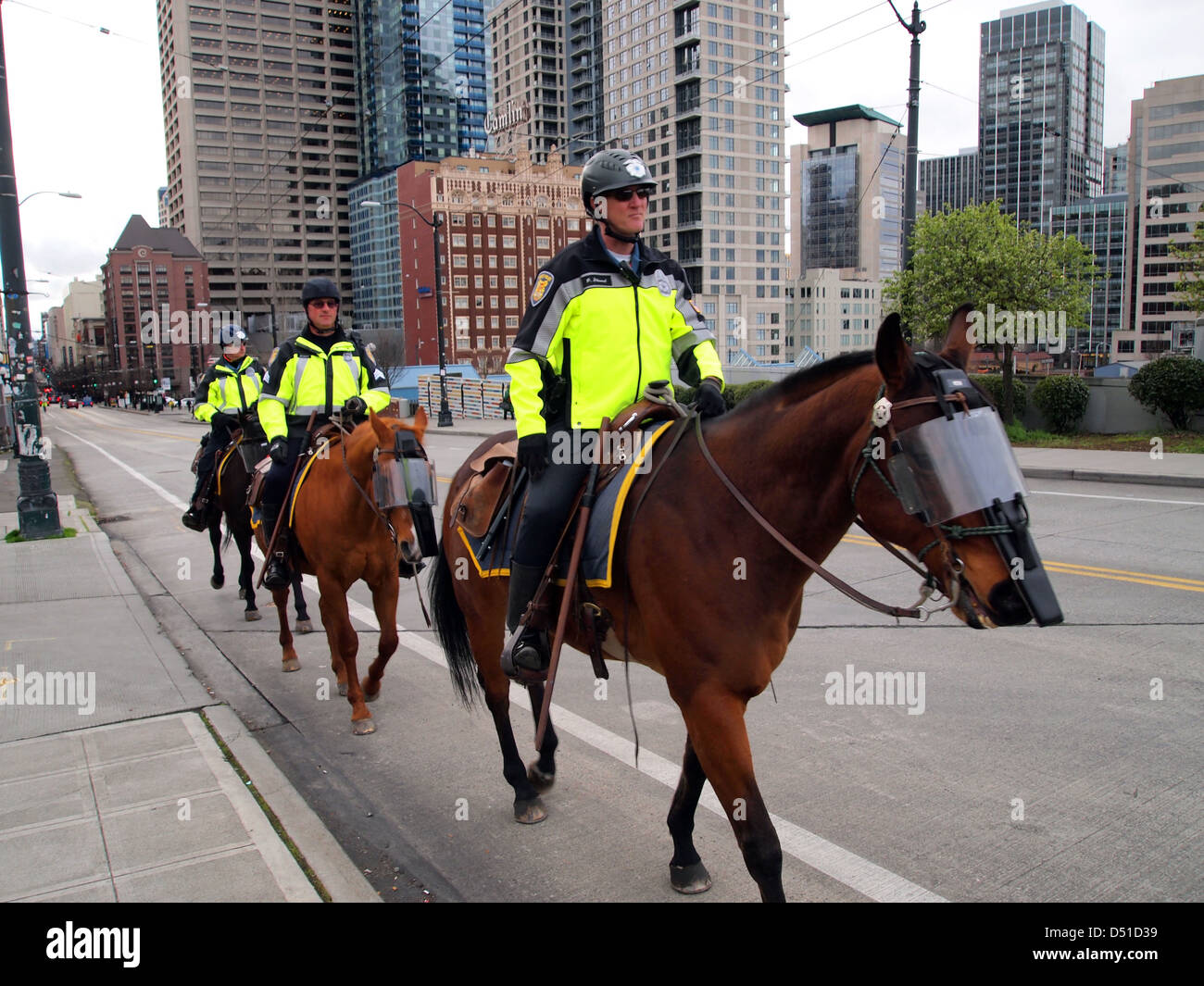 Seattle Polizei-Abteilung Offiziere auf Pferde an einem Anti montiert ...