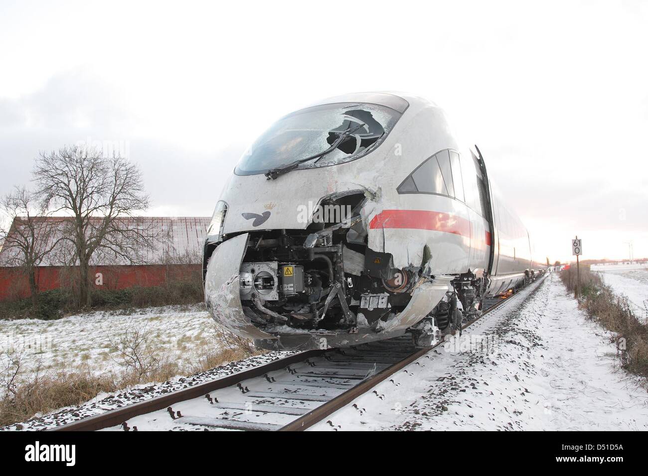 Der zerstörte vordere Teil eines ICE-Zuges ist nach einem Unfall mit ...