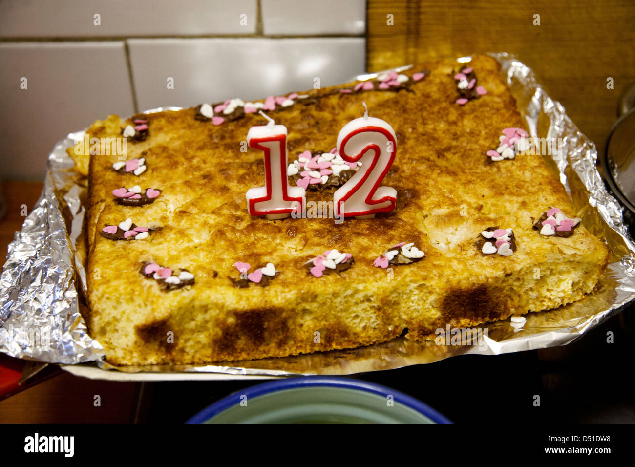 Geburtstagskuchen 12 kerzen -Fotos und -Bildmaterial in hoher Auflösung ...