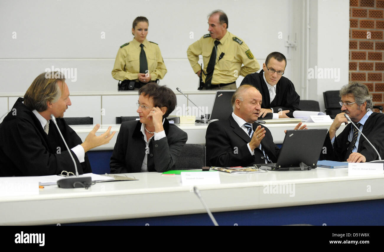 Michael Buback (2-R), Sohn des ermordeten Siegfried Buback, seine Frau ...