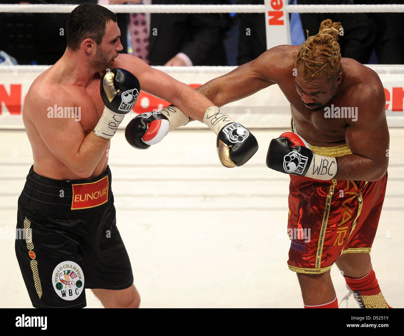 Ukrainische Boxer Vitali Klitschko (L) kämpft gegen US-Boxer Shannon ...