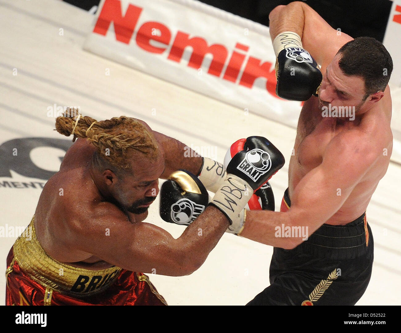 Ukrainische Boxer Vitali Klitschko (R) kämpft gegen US-Boxer Shannon ...