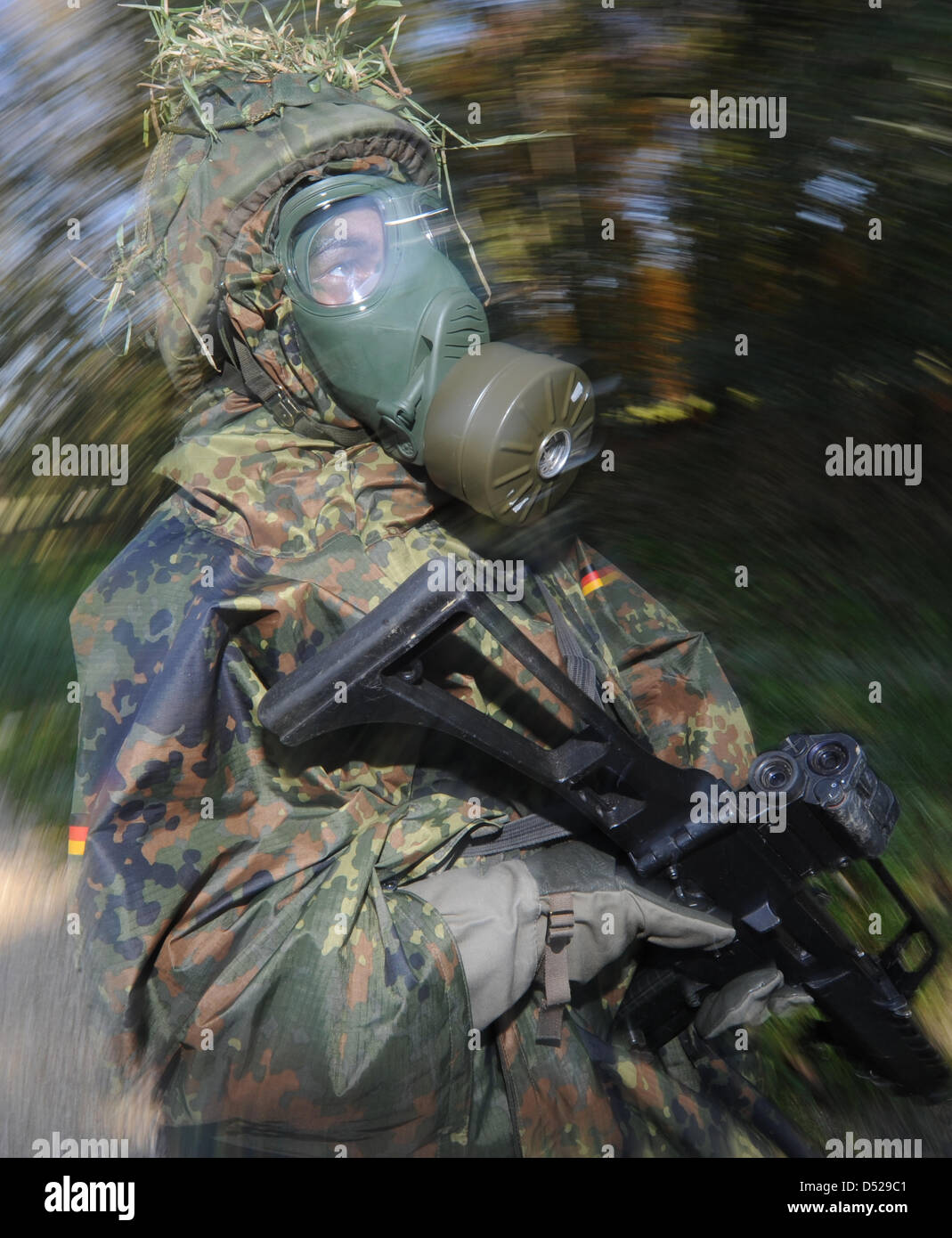 Soldat der Bundeswehr (Bundeswehr) trägt eine Gasmaske während eines ...