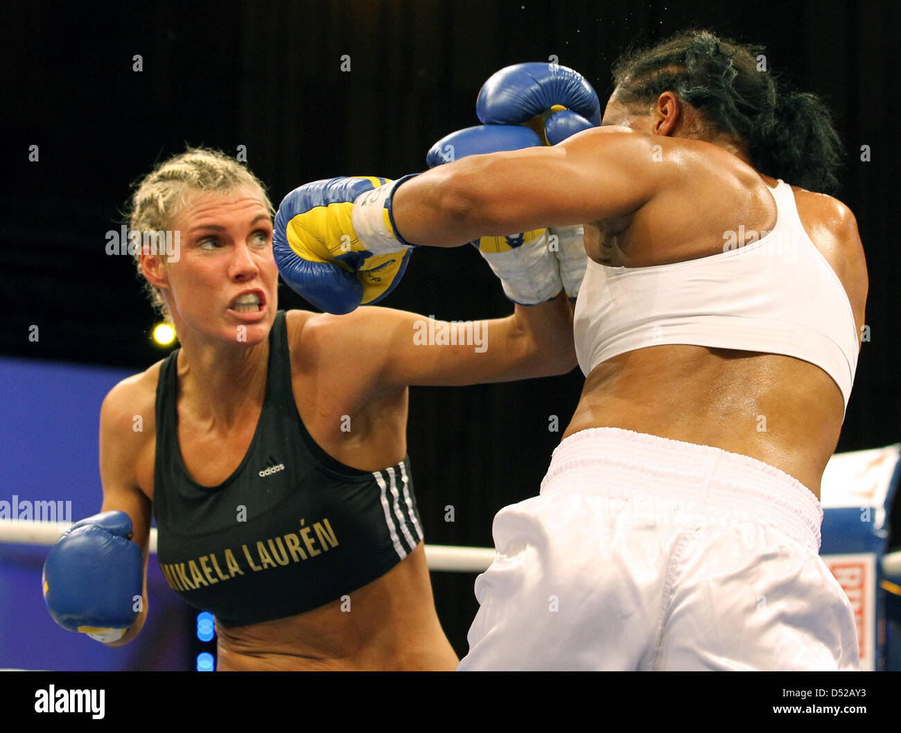 Knockout boxing frauen -Fotos und -Bildmaterial in hoher Auflösung ...