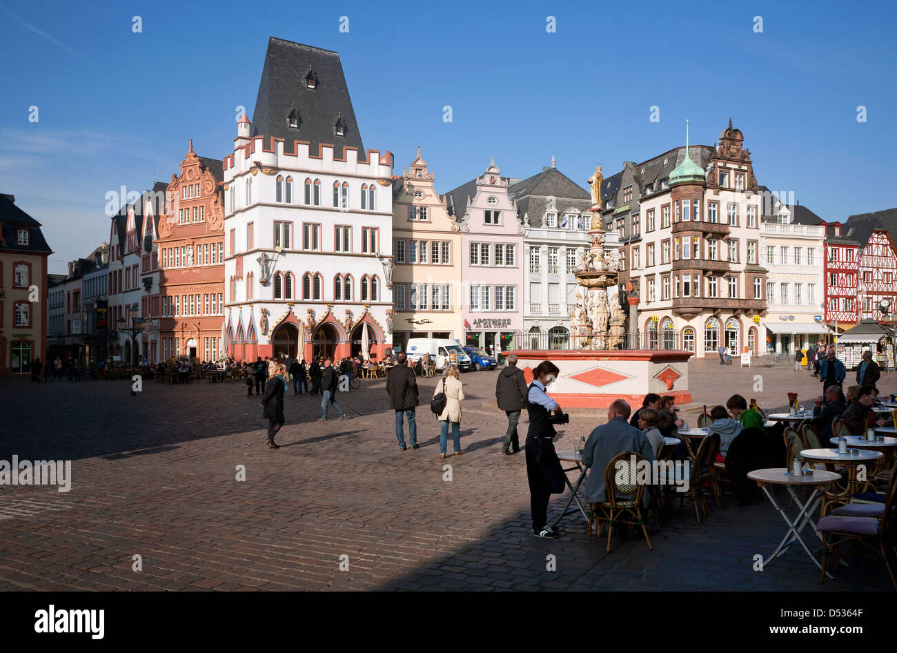 Trier, Deutschland, dem Hauptmarkt von Trier mit Petrusbrunnen und ...