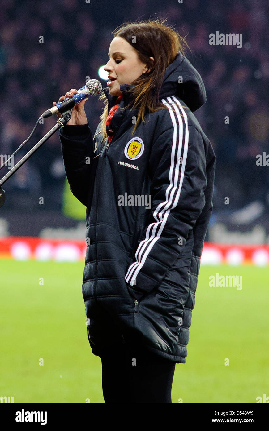 Amy MacDonald singt die Nationalhymne während des World Cup Gruppe A ...