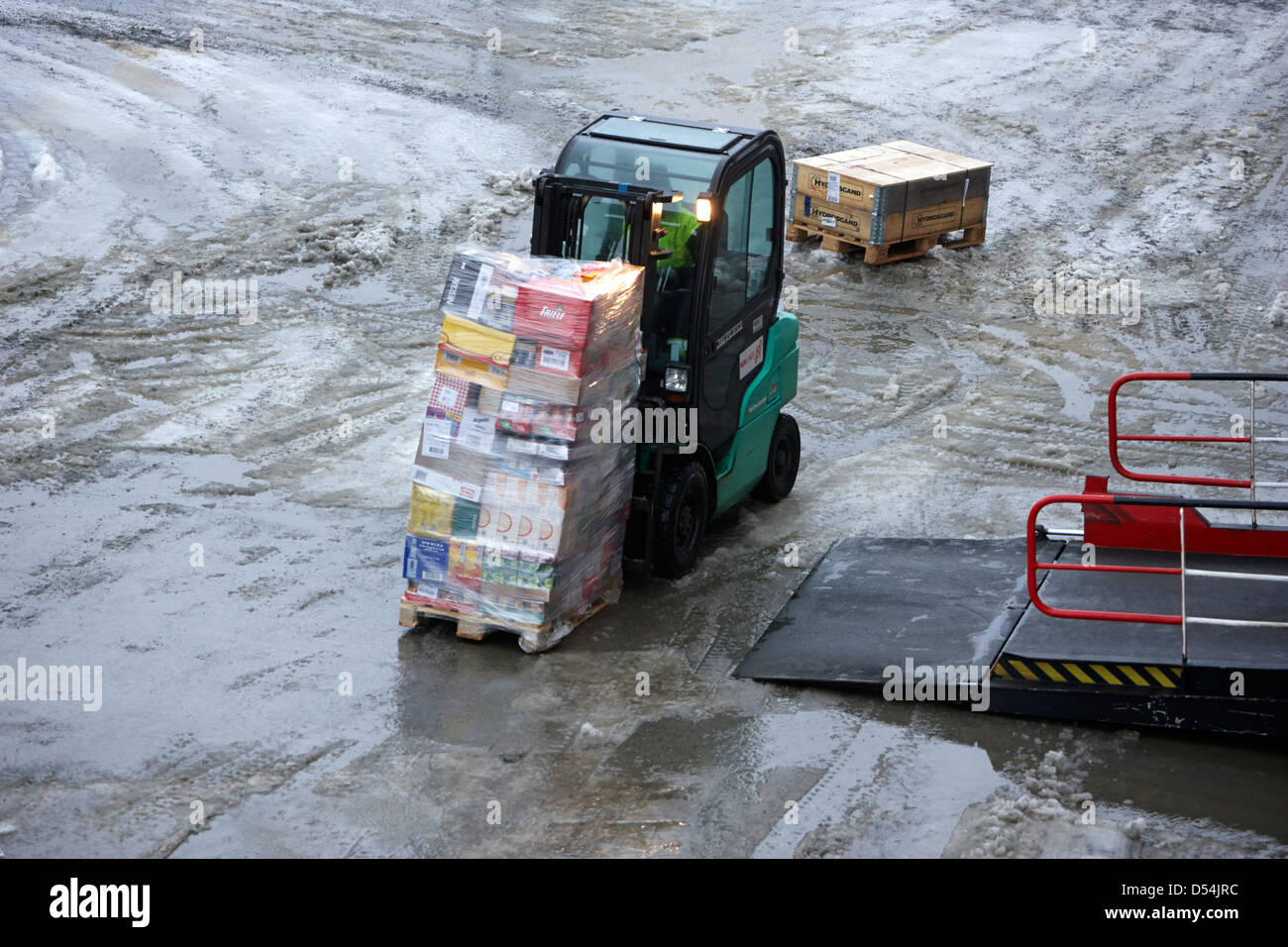 Dock-Gabelstapler LKW entladen Lieferungen von Hurtigruten Küsten Fähre ...
