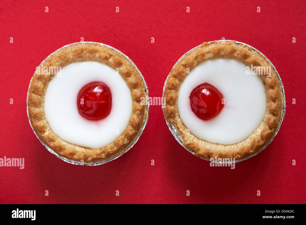 Herr kipling cherry bakewell torte -Fotos und -Bildmaterial in hoher ...