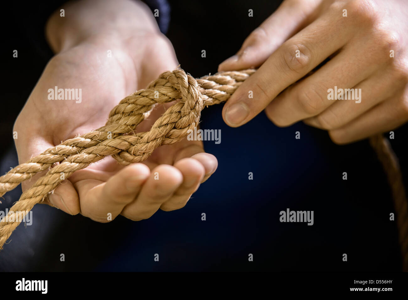 Hand knoten -Fotos und -Bildmaterial in hoher Auflösung – Alamy