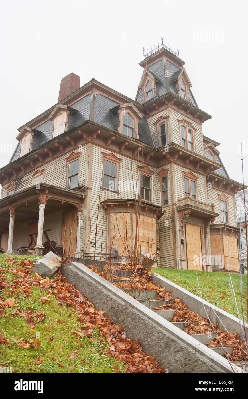 Verlassene alte Empire-Stil Haus in Maine Stockfotografie - Alamy