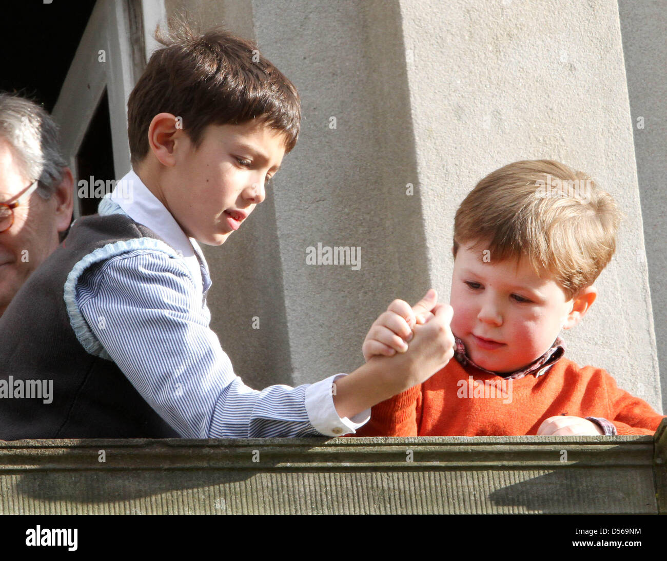 Prinz Nikolai (L) und Prinz Christian von der dänischen Königsfamilie ...
