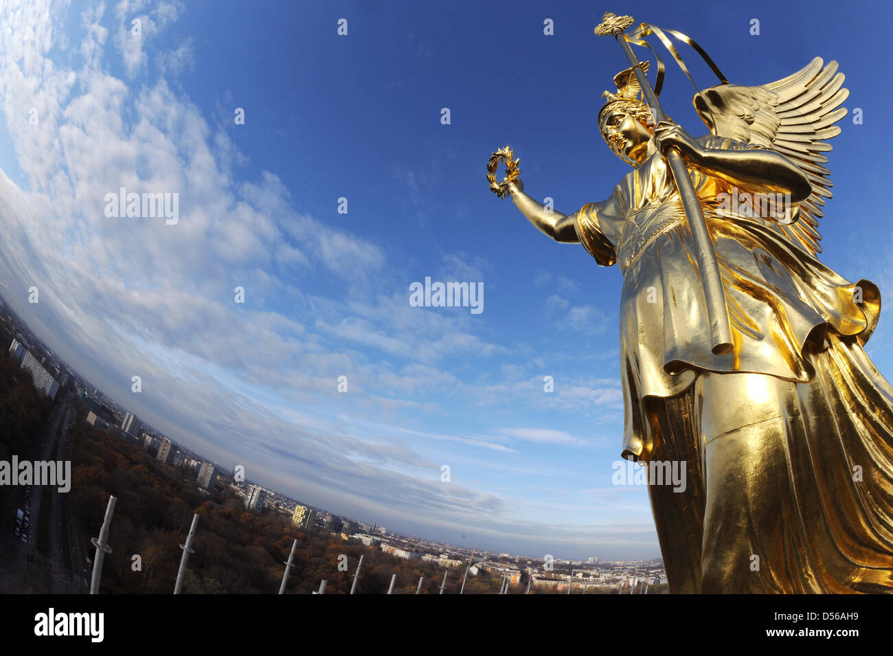 Die "Goldelse" scheint auf der Berliner Siegessäule in Berlin ...